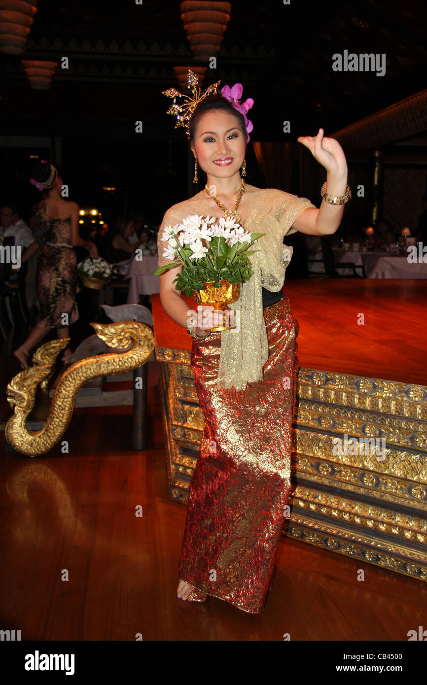 Traditional Thai Dinner and Performance Stock Photo - Alamy