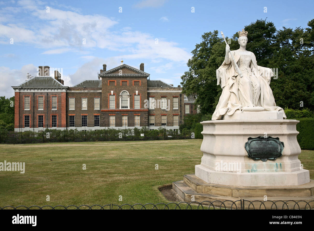Queen victoria statue kensington palace hi-res stock photography and ...