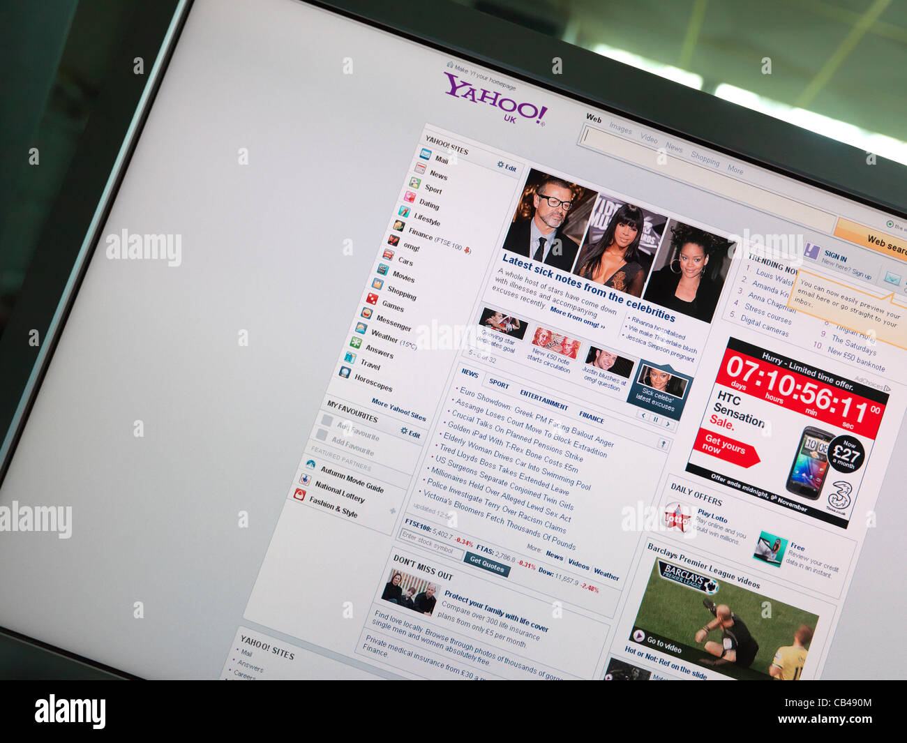 Yahoo Website On Computer Screen Stock Photo - Alamy