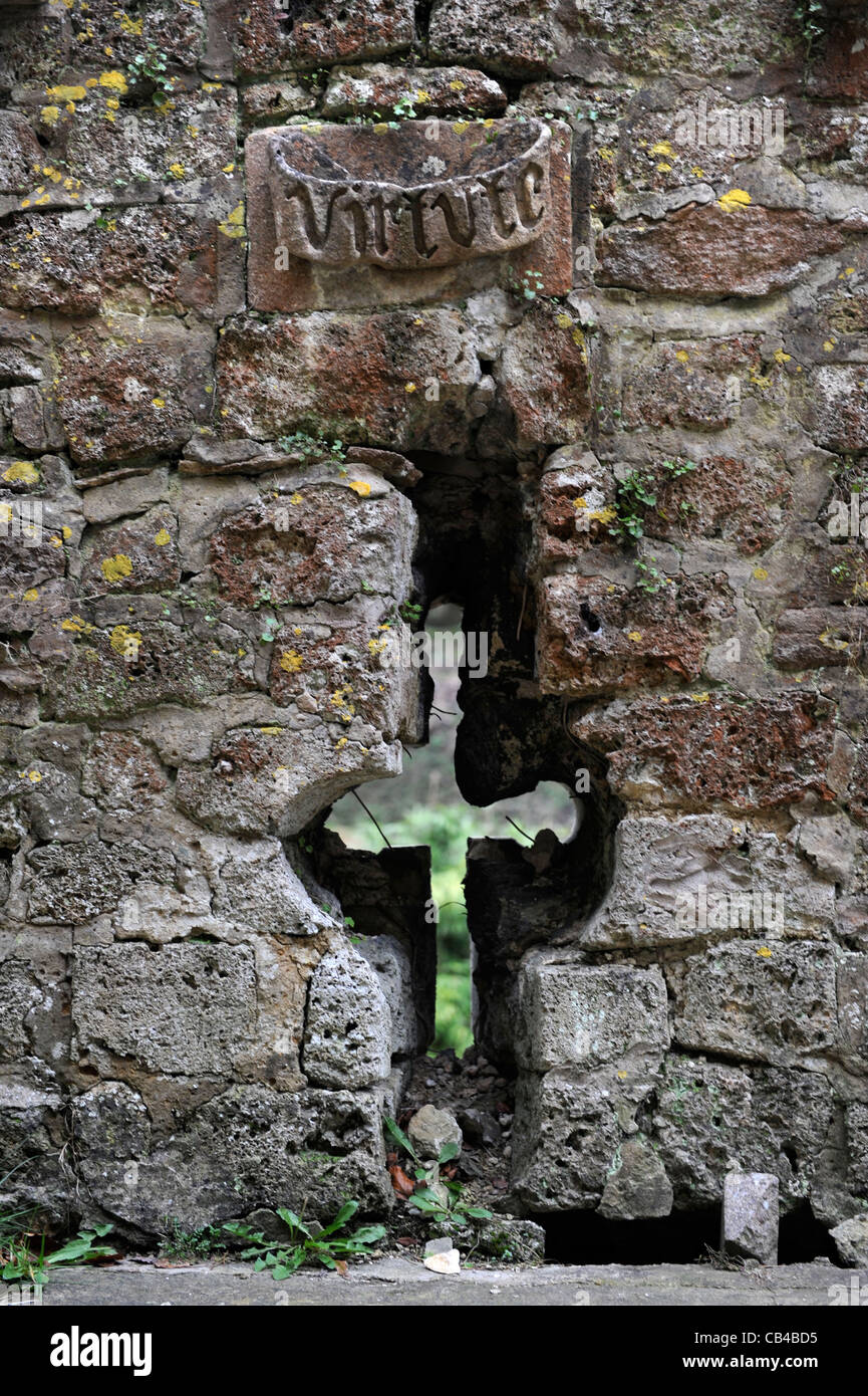 Arrow slit window hi-res stock photography and images - Alamy