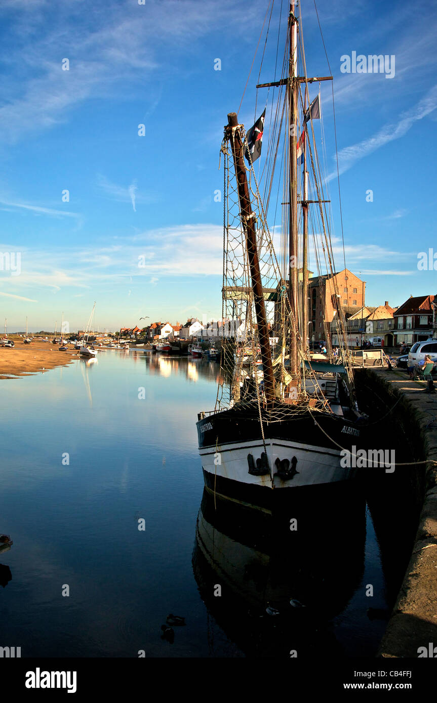 Scarborough North Yorkshire Beach Harbor Resort Harbour Seafront Fishing Boats Stock Photo - Alamy