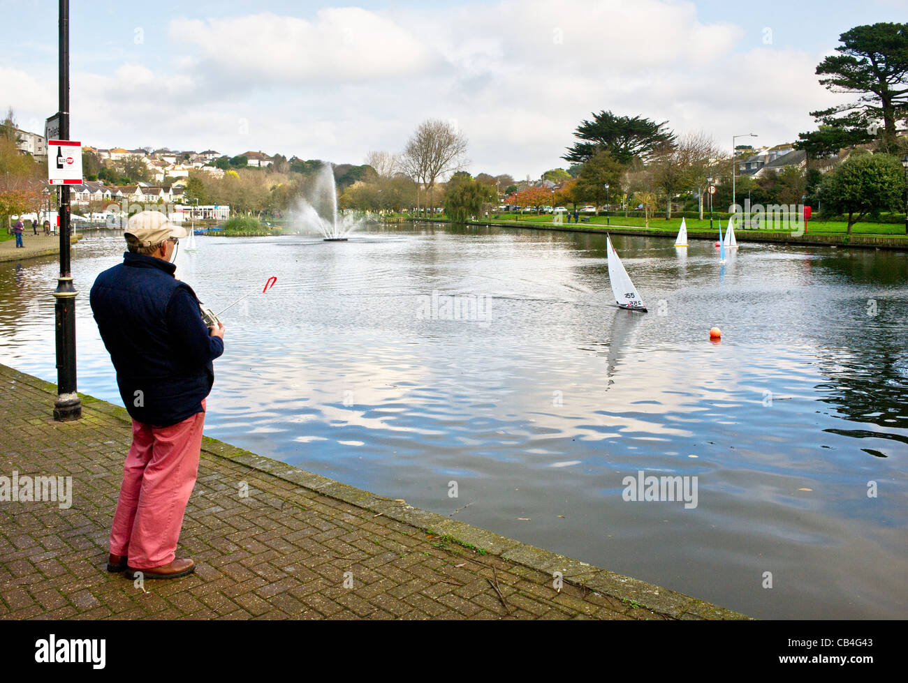A man operating a radio controlled boat on Newquay boating lake Stock ...