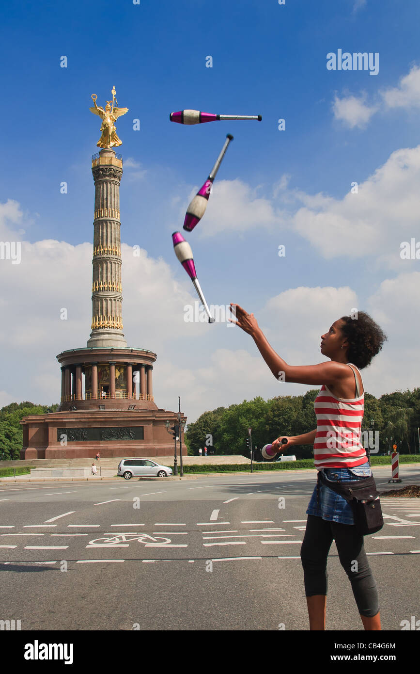 Young jugglery performing on pedestrian crossing in front of Victory ...