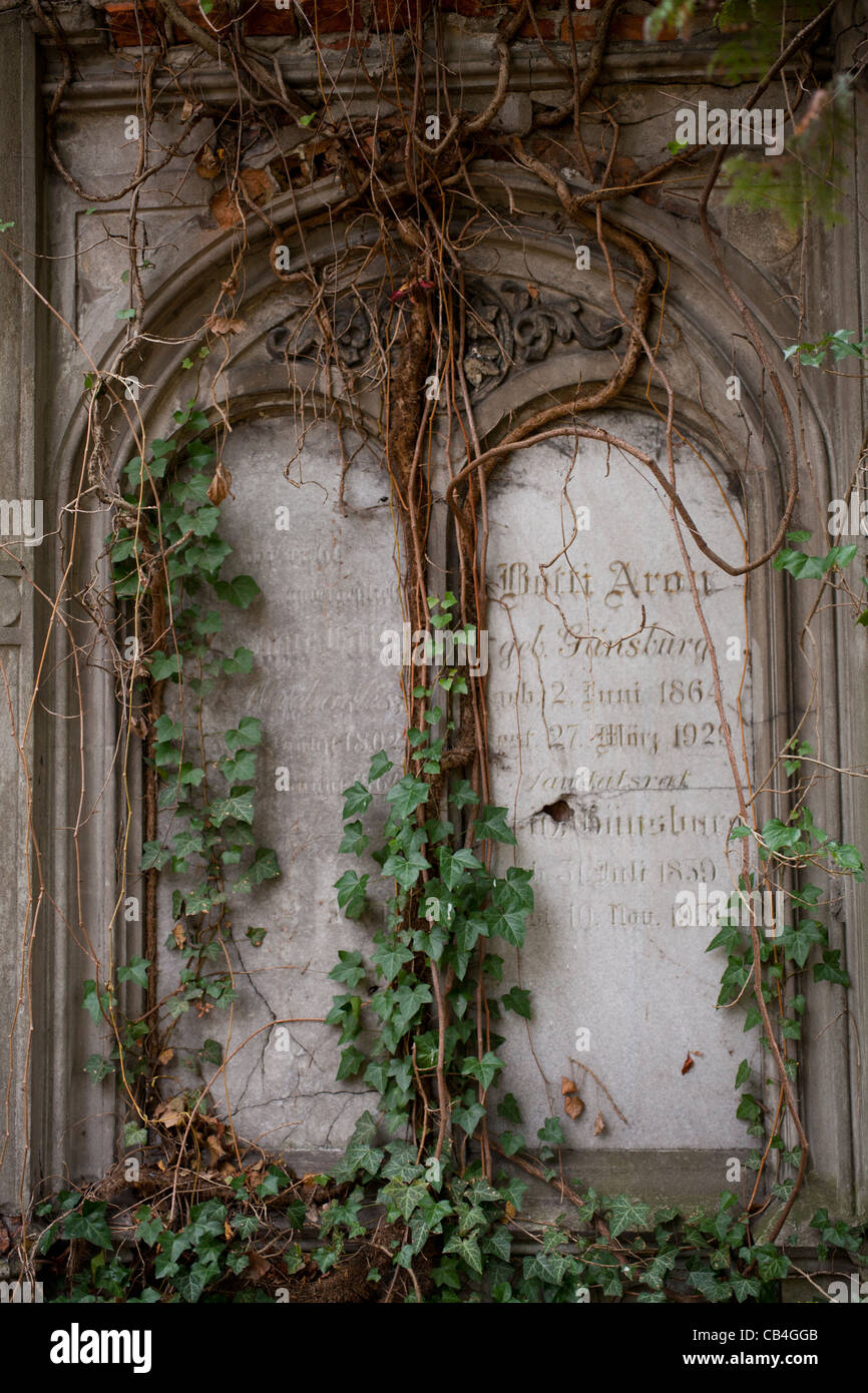 Old tombstone hi-res stock photography and images - Alamy
