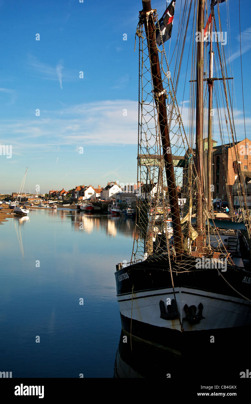 Scarborough North Yorkshire Beach Harbor Resort Harbour Seafront Fishing Boats Stock Photo - Alamy