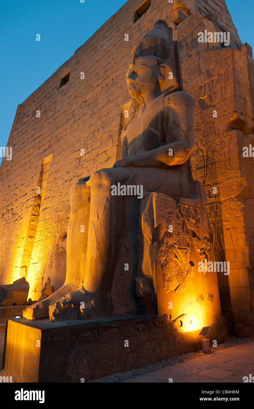 Luxor statue hi-res stock photography and images - Alamy