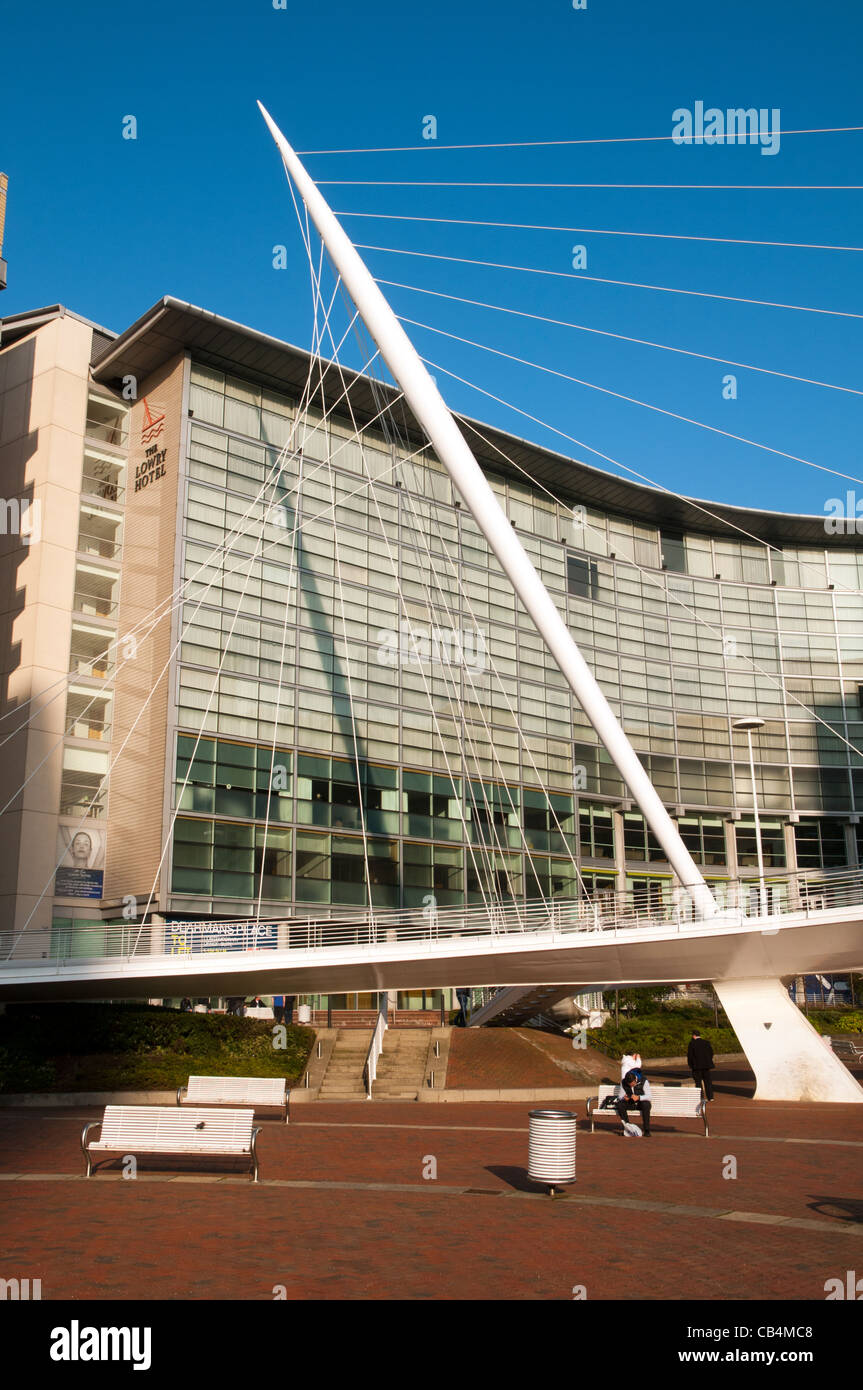 Trinity Bridge (Santiago Calatrava, 1995) and the Lowry Hotel. Salford ...