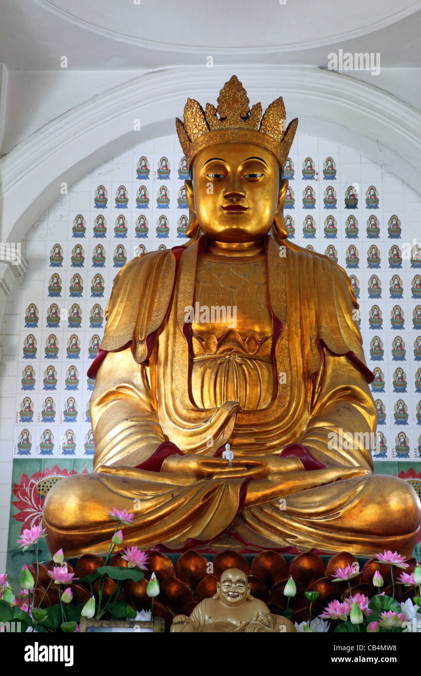 Golden Buddha statue inside Kek Lok Si Temple, Penang, Malaysia ...