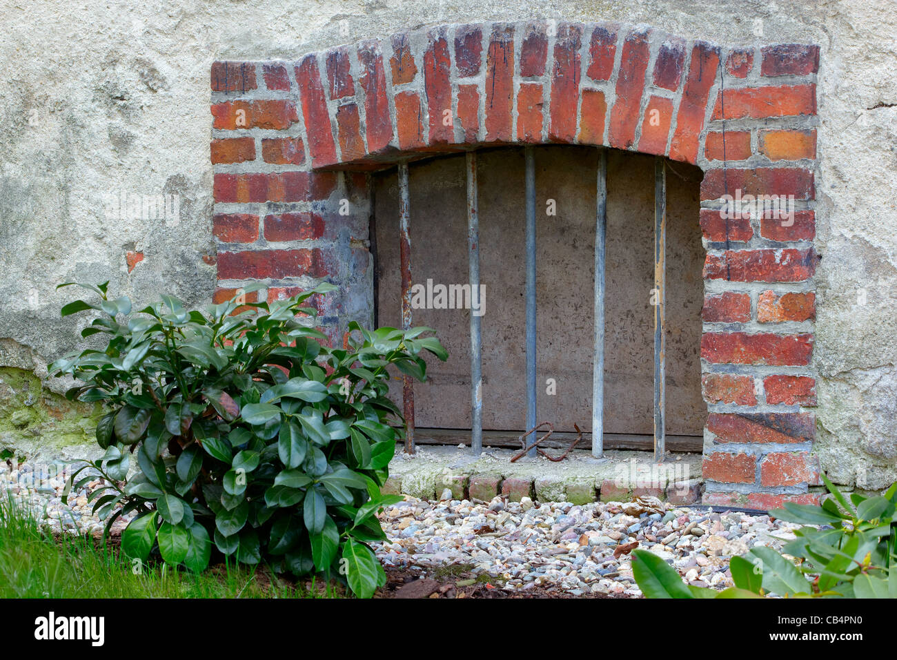 Basement window hi-res stock photography and images - Alamy