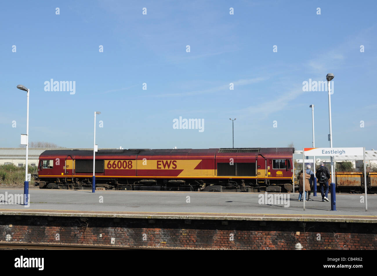 Class 66 locomotive No. 66008 hauling a freight train at Eastleigh ...