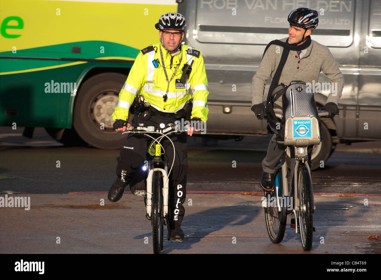 Traffic cop on a bike speaks to cyclist in London Stock Photo - Alamy