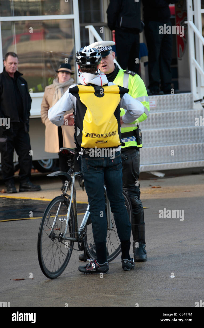 Traffic police offer safety advice to Cyclists Stock Photo - Alamy
