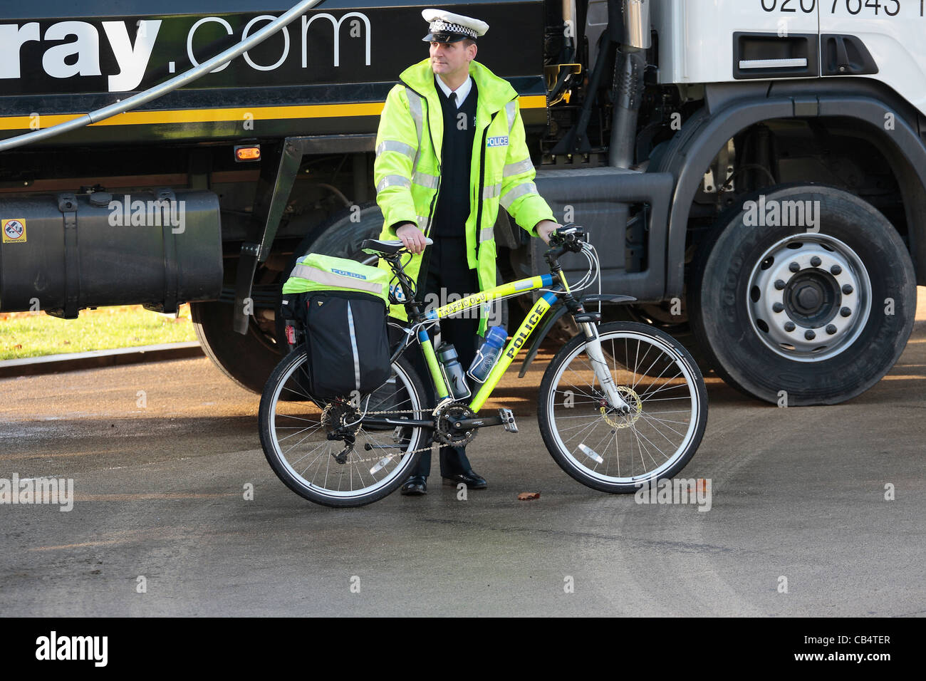 Metropolitan Police Traffic Officer with a bicycle Stock Photo - Alamy