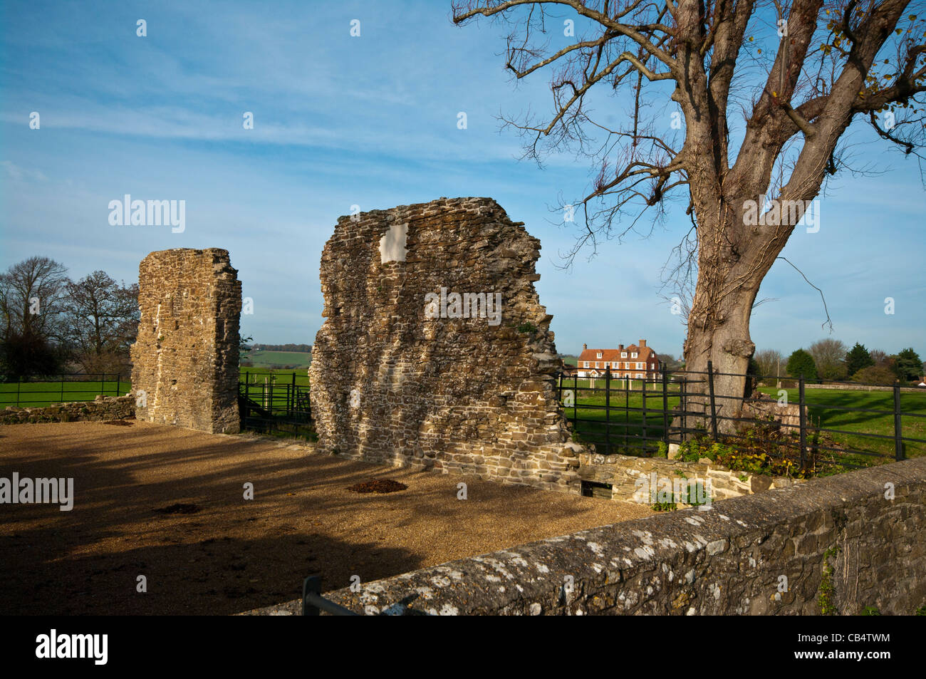 Medieval barn england hi-res stock photography and images - Alamy