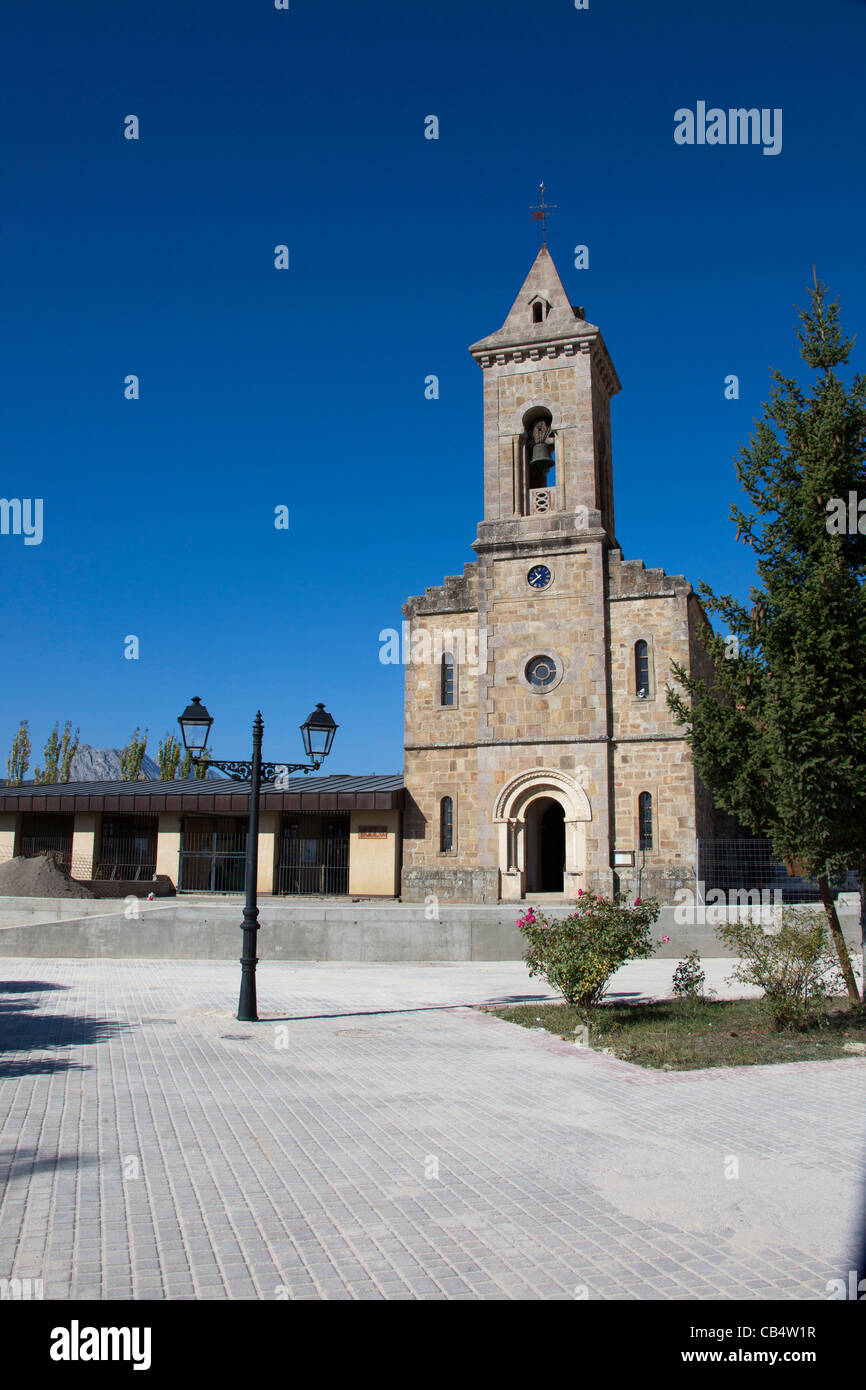 Romanesque church building hi-res stock photography and images - Alamy