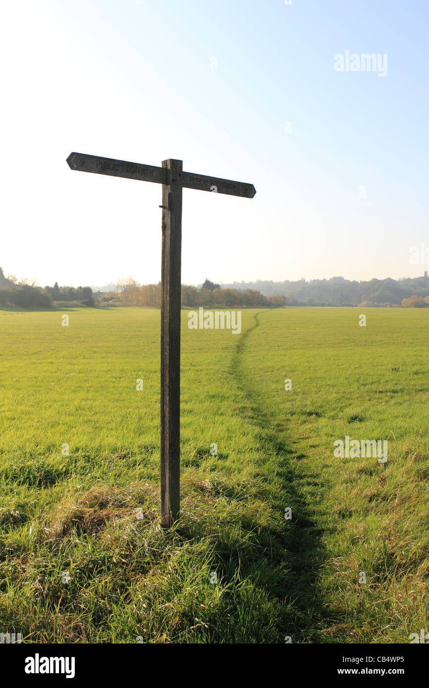 Footpath sign and post hi-res stock photography and images - Alamy