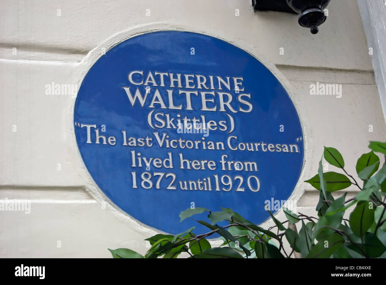 blue plaque marking a home of 'the last of the victorian courtesans ...