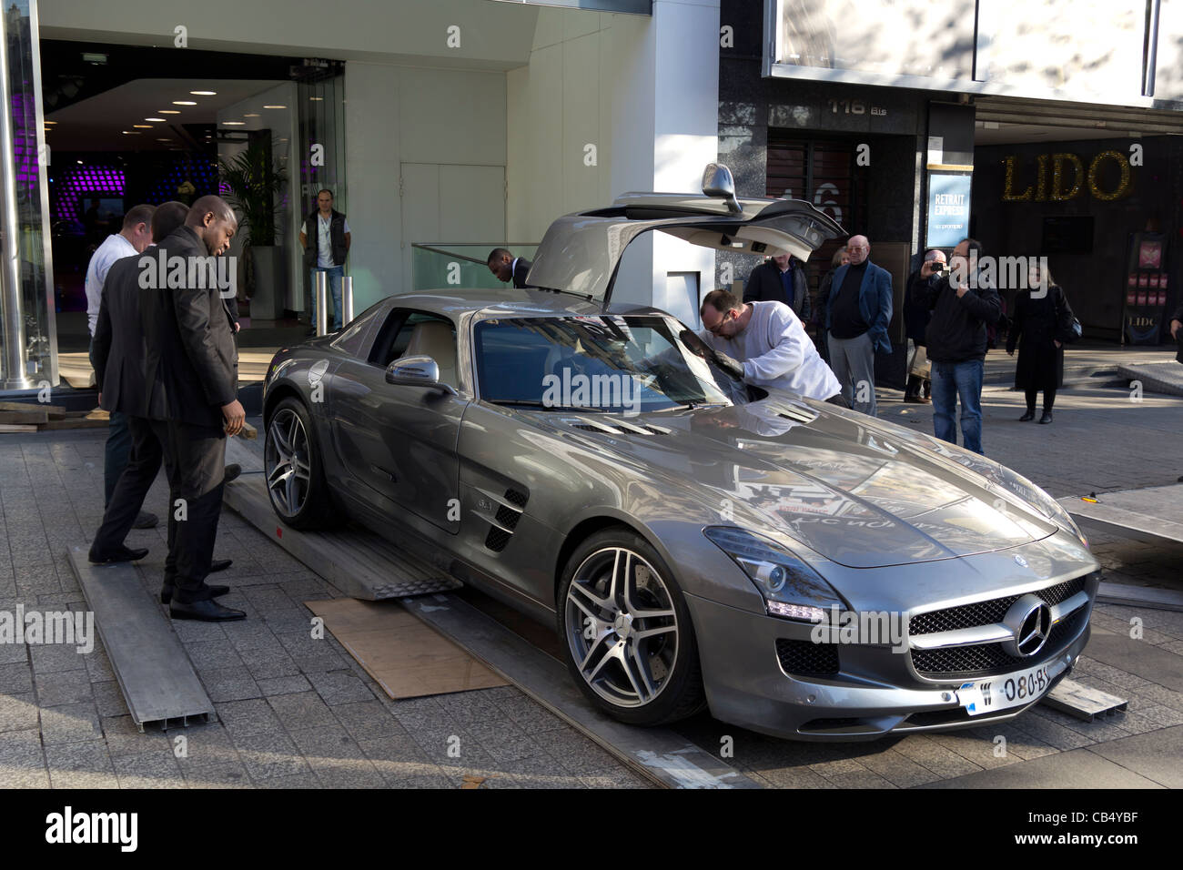 Mercedes showroom hi-res stock photography and images - Alamy