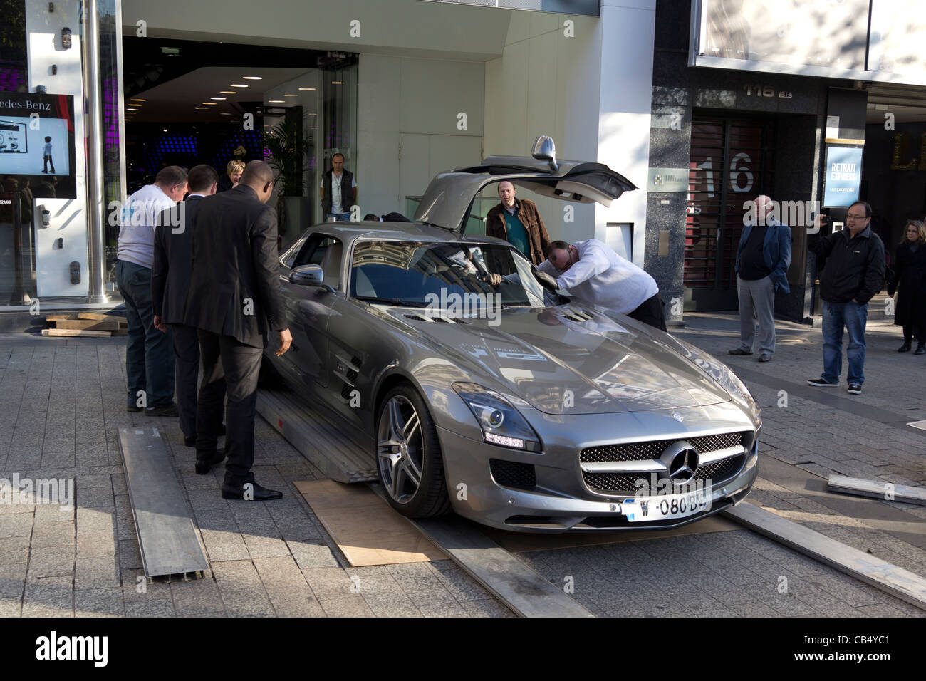 Mercedes showroom hi-res stock photography and images - Alamy