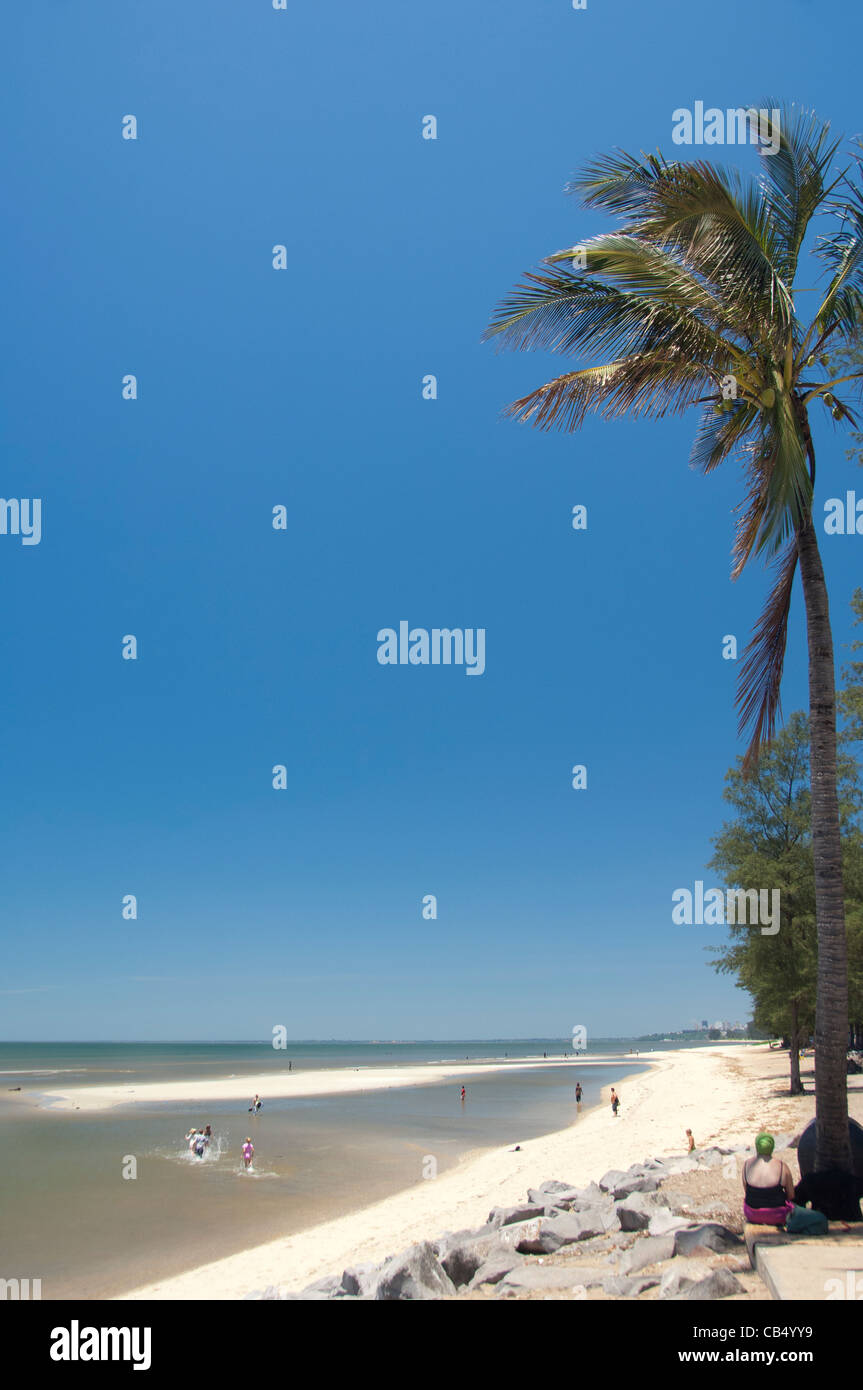 palAfrica, Mozambique, Maputo. Beach area along on Maputo Bay in the ...