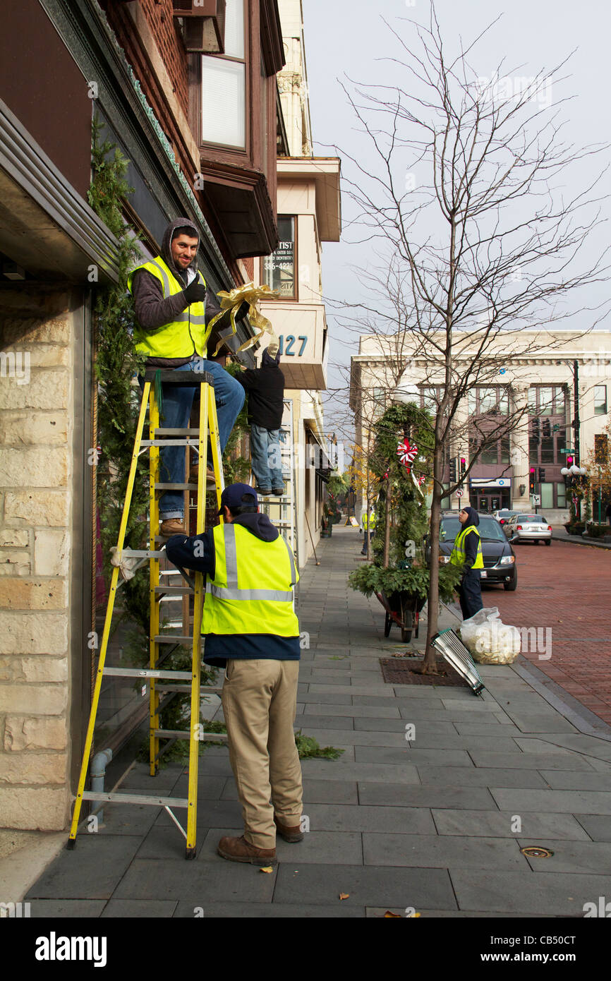 Putting up christmas decorations hi-res stock photography and images ...