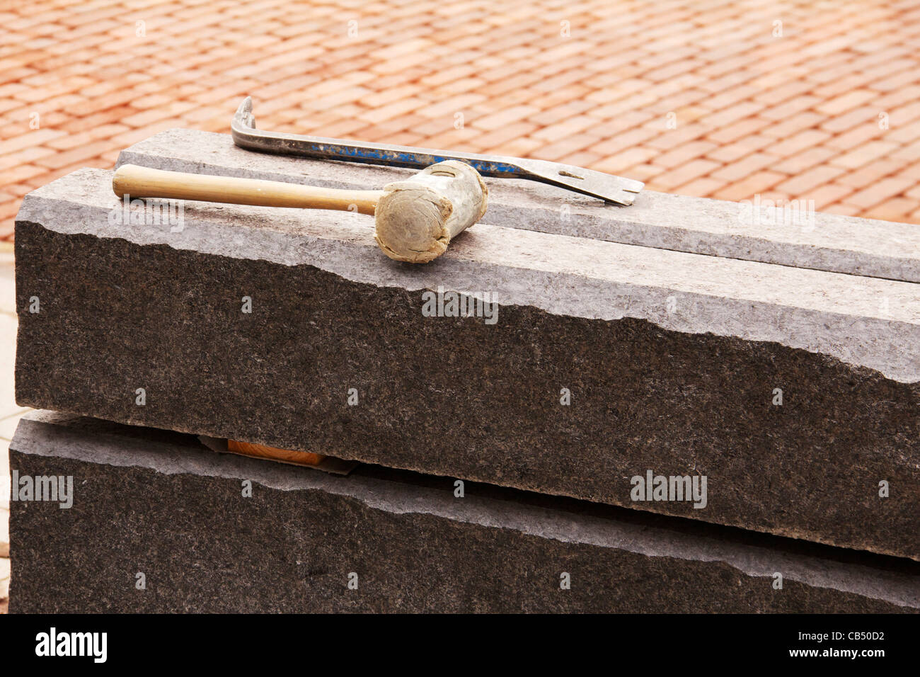 Stone mason with mallet and chisel hi-res stock photography and images ...