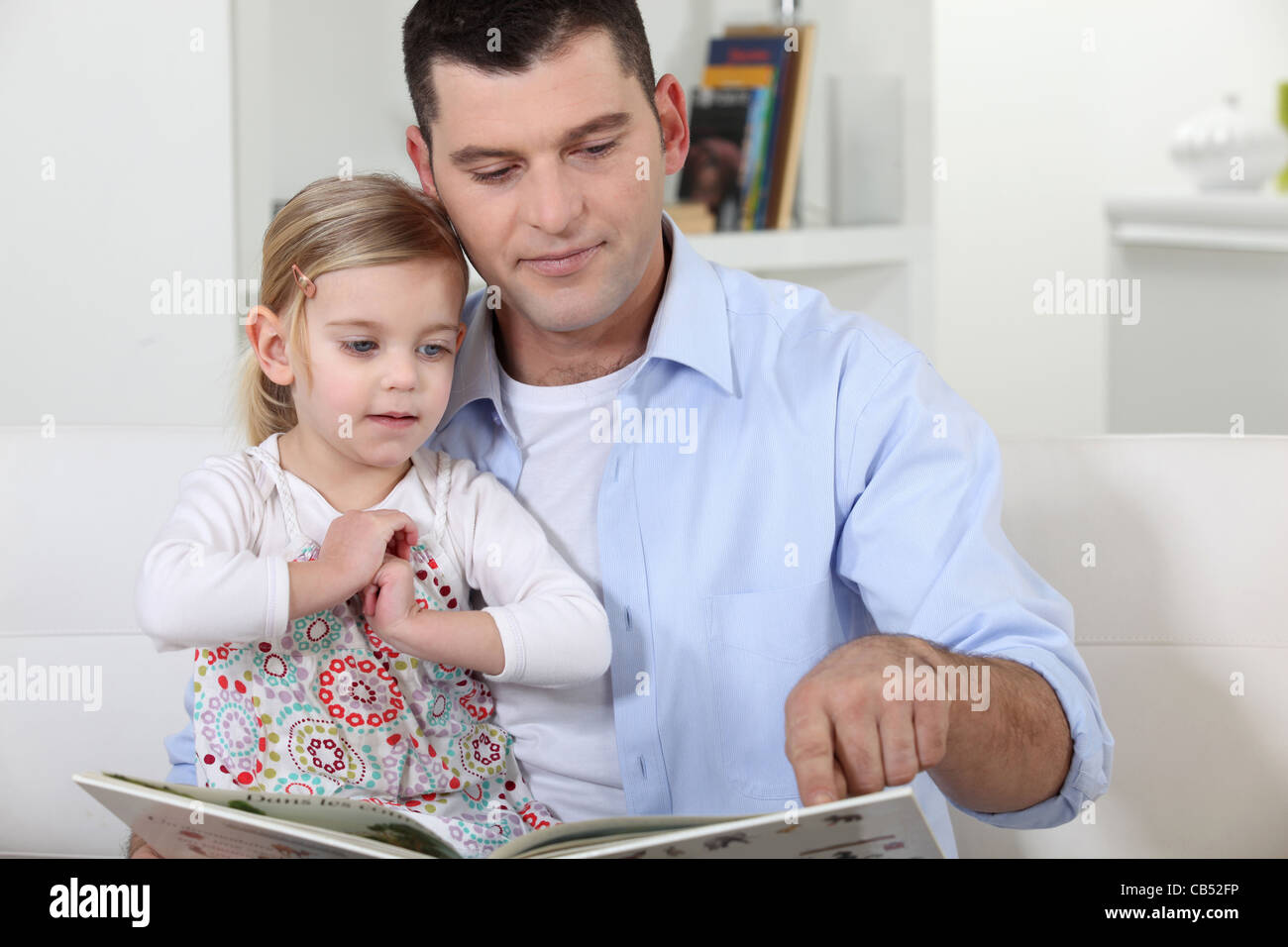 Father reading a story to his daughter Stock Photo - Alamy