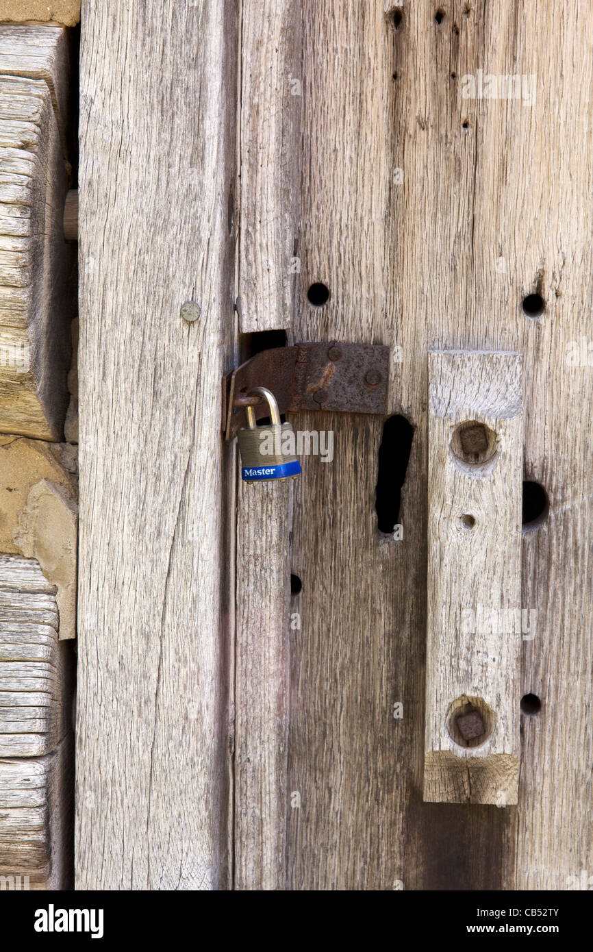Modern padlock on pioneer cabin door. Lincoln's New Salem State ...