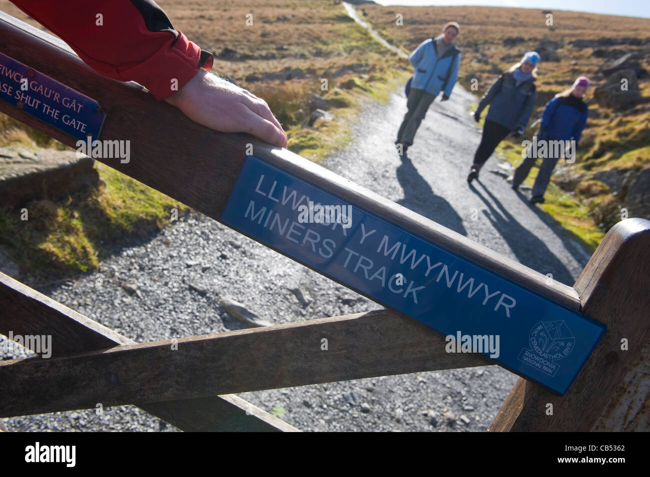 Hikers in Snowdonia on the miners Track to Snowdon Stock Photo - Alamy