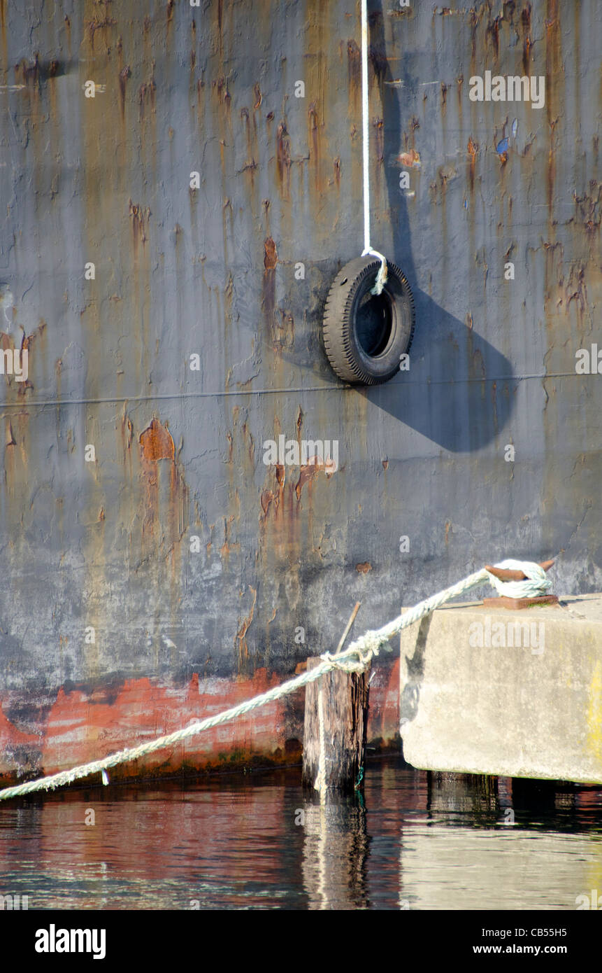 Ship tire fender boat hi-res stock photography and images - Alamy