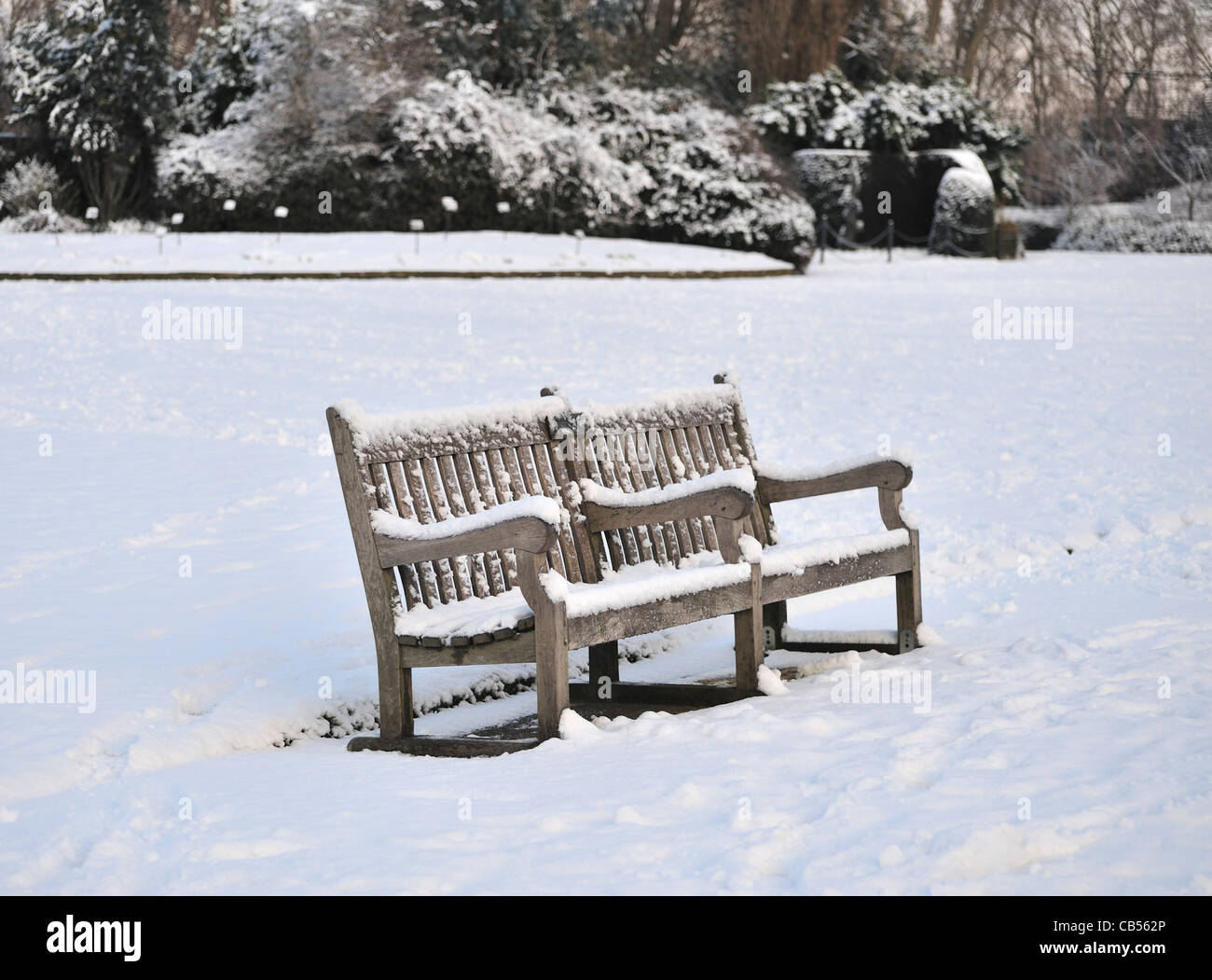 Regents park london bench hi-res stock photography and images - Alamy
