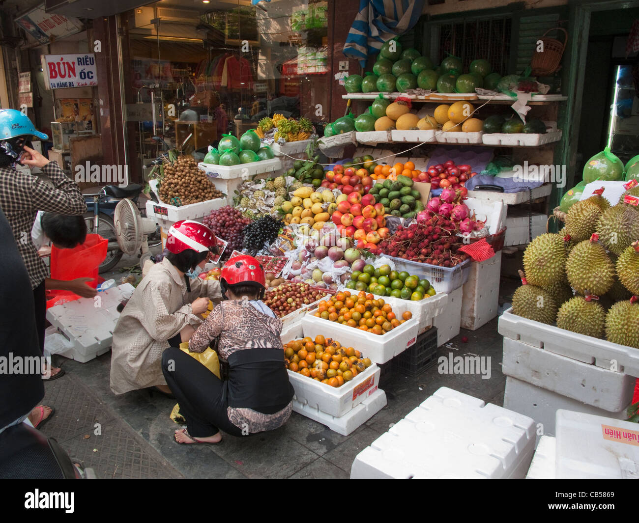 Street scene with customers at a fresh produce shop in Hanoi, Vietnam ...