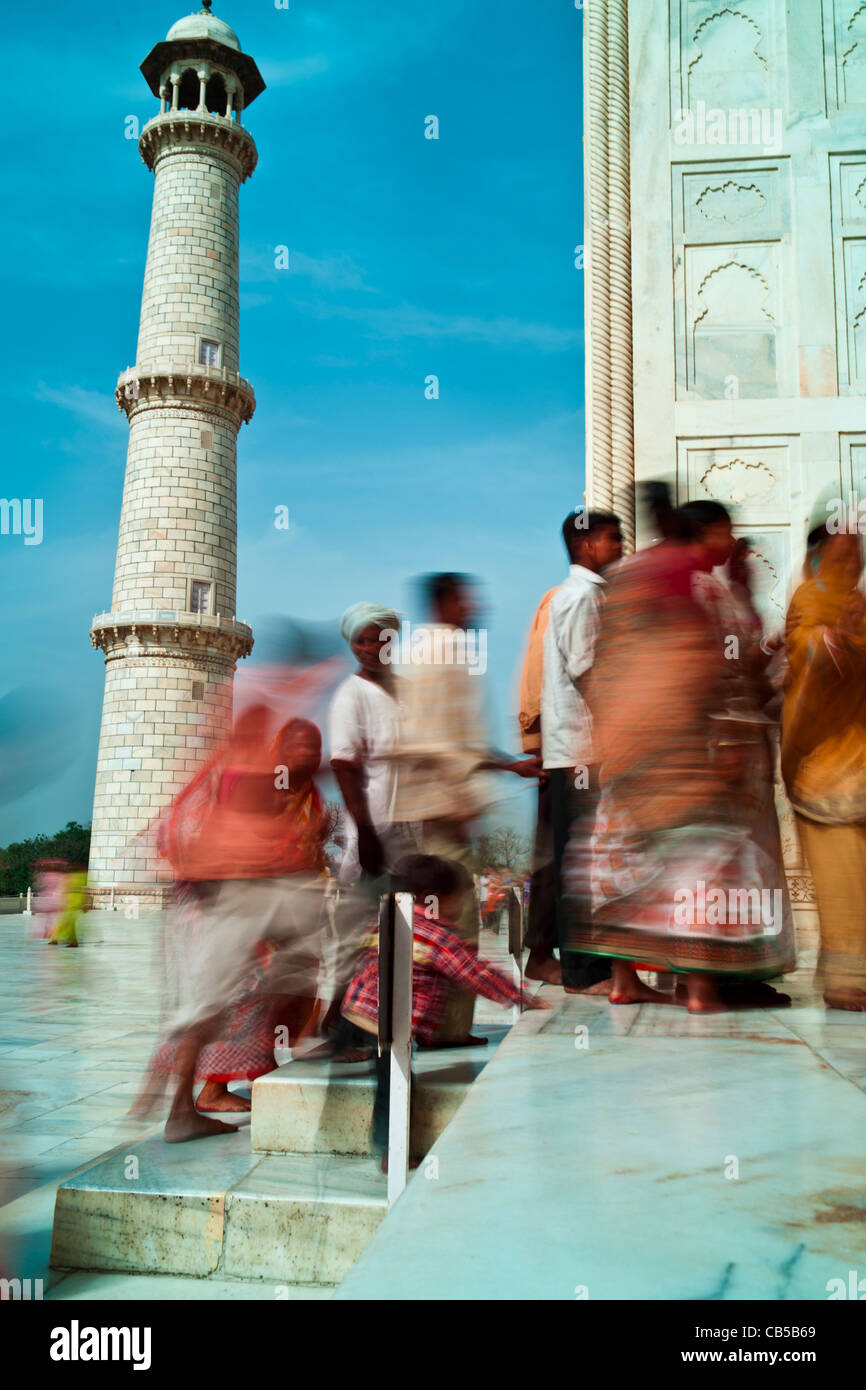 taj mahal monument architecture palace busy indian Stock Photo - Alamy