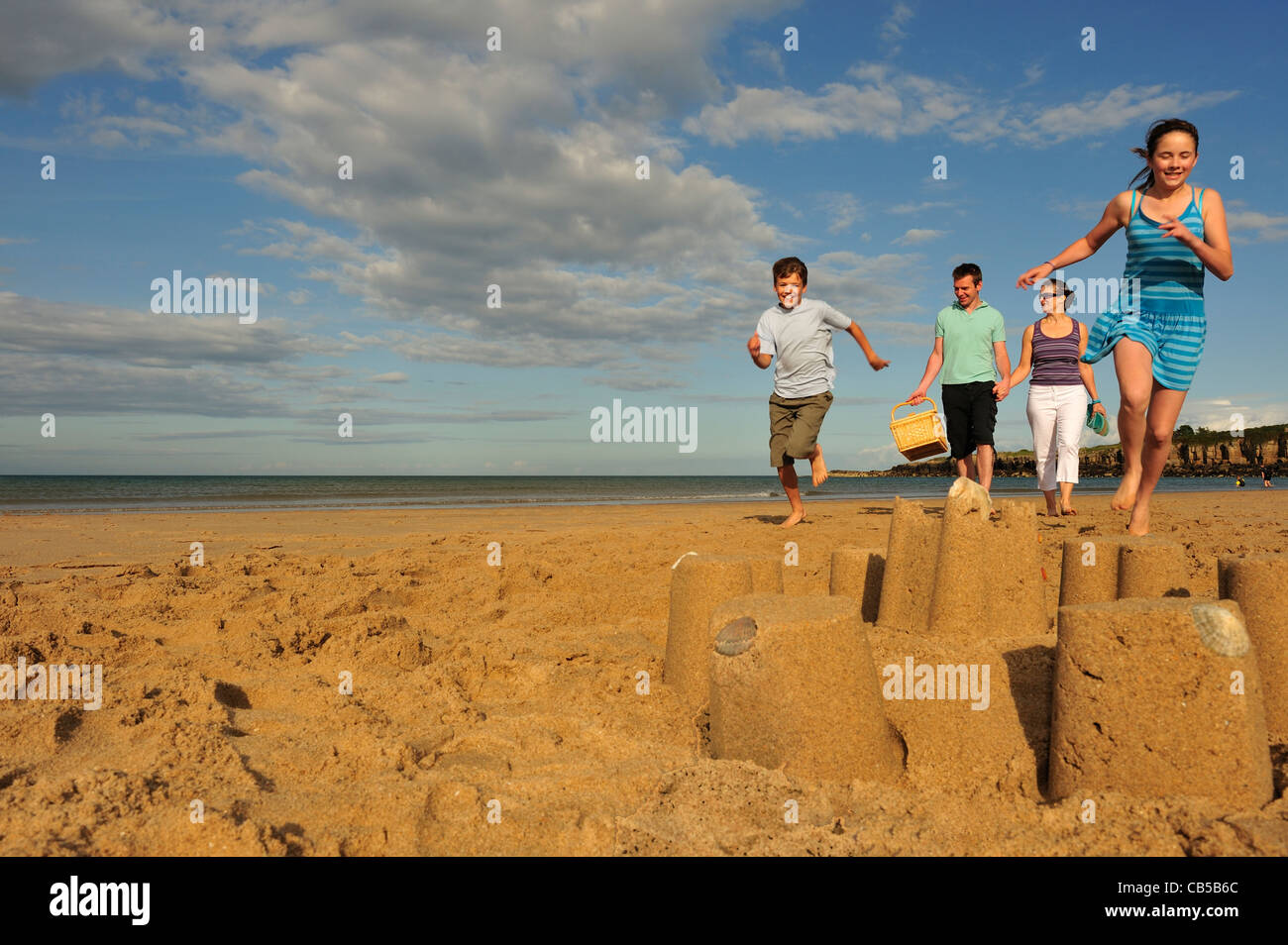 Mother daughter on beach sunshine hi-res stock photography and images ...