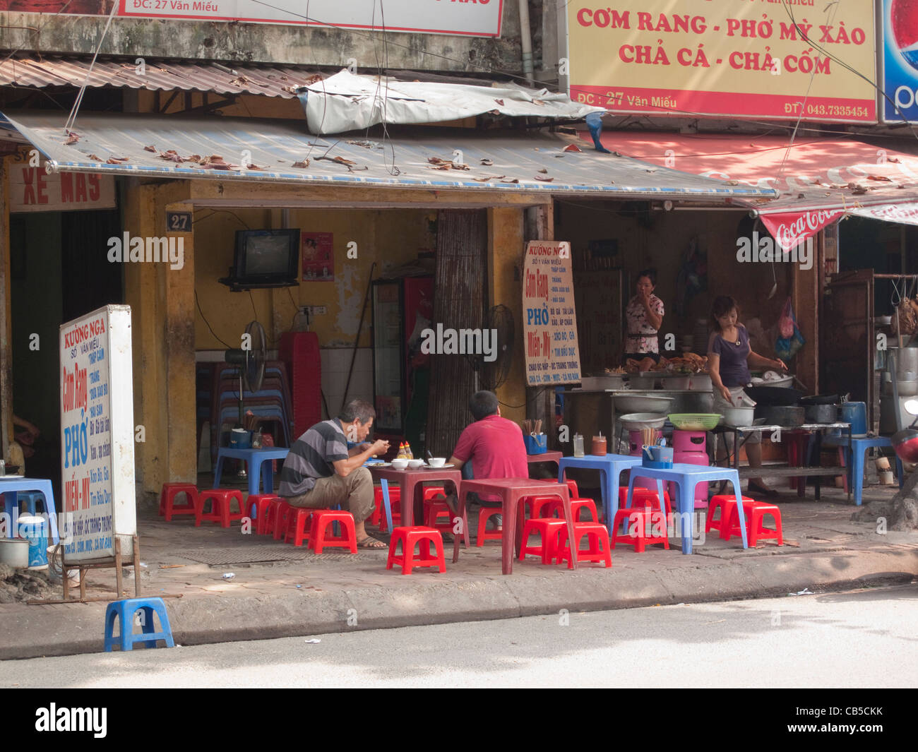 Street scene with sidewalk restaurant in Hanoi, Vietnam Stock Photo - Alamy