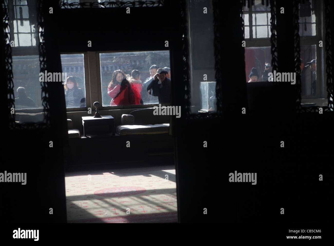 Look through window class hi-res stock photography and images - Alamy