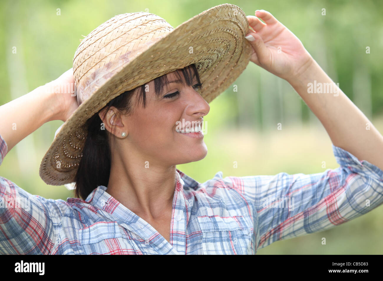 Woman wearing straw hat Stock Photo - Alamy
