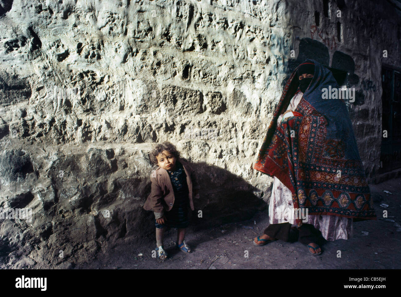 Sanaa Yemen Mother wearing Sana'ani Sitrah Dress With Toddler In The ...