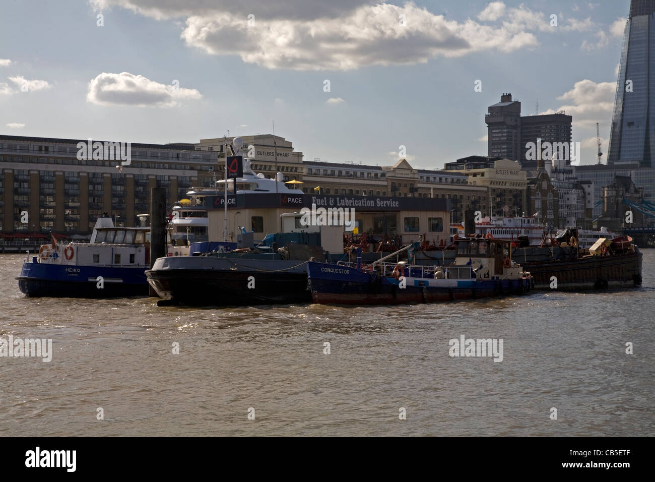 pool of london river thames london england Stock Photo - Alamy