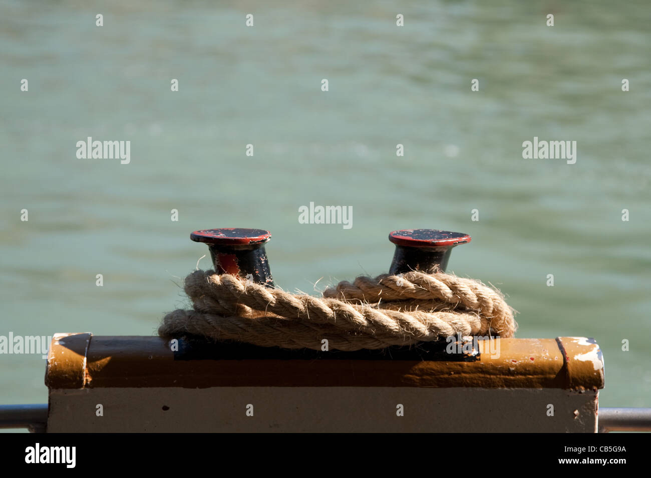 dock detail of a strong and secure rope Stock Photo - Alamy