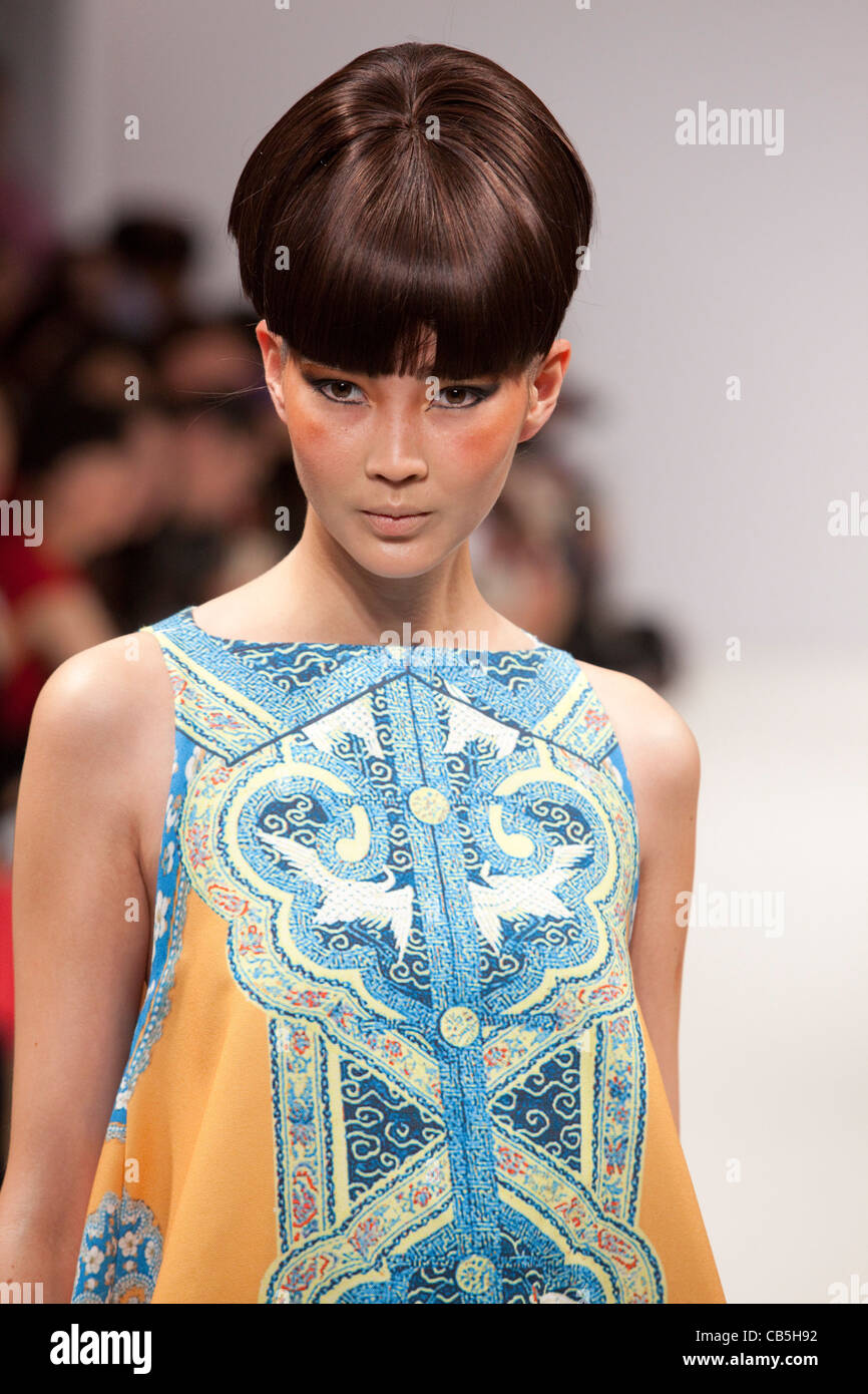 Catwalk chinese model hi-res stock photography and images - Alamy