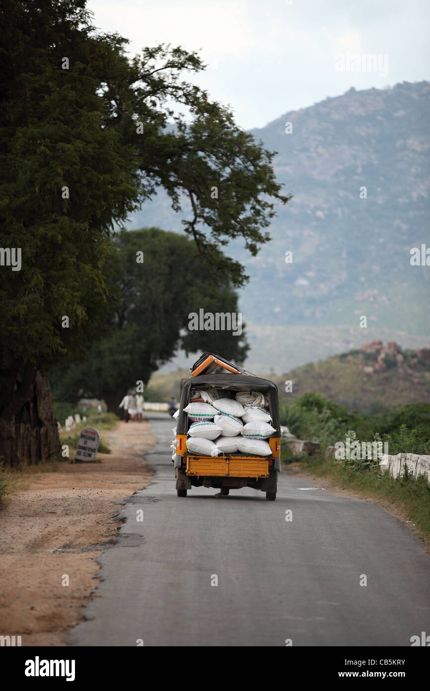 Auto rickshaw driver driving rickshaw hi-res stock photography and ...