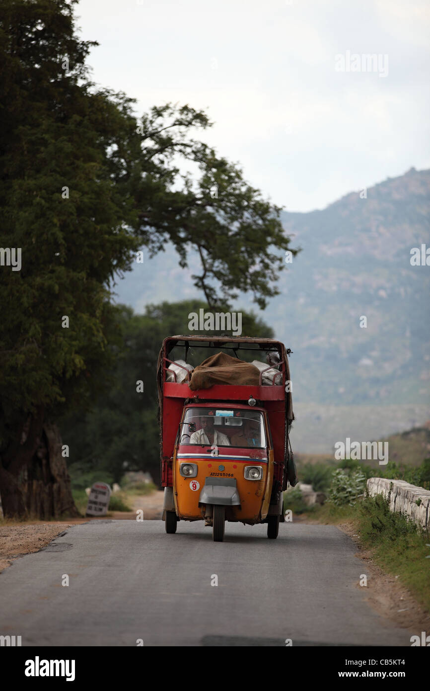 People on auto or cycle rickshaw india hi-res stock photography and ...