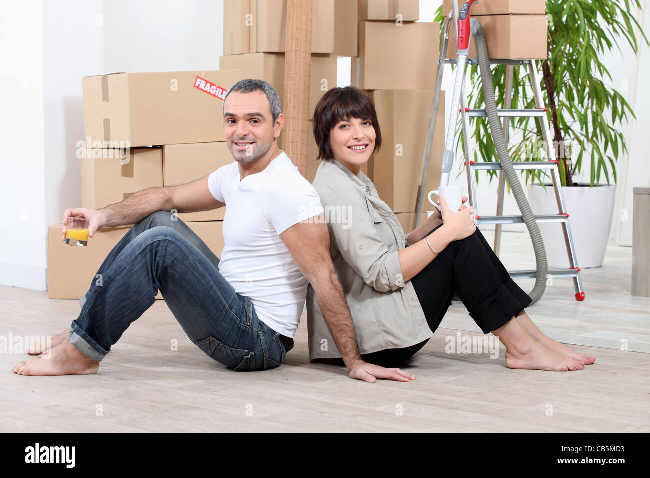 Couple moving house Stock Photo - Alamy