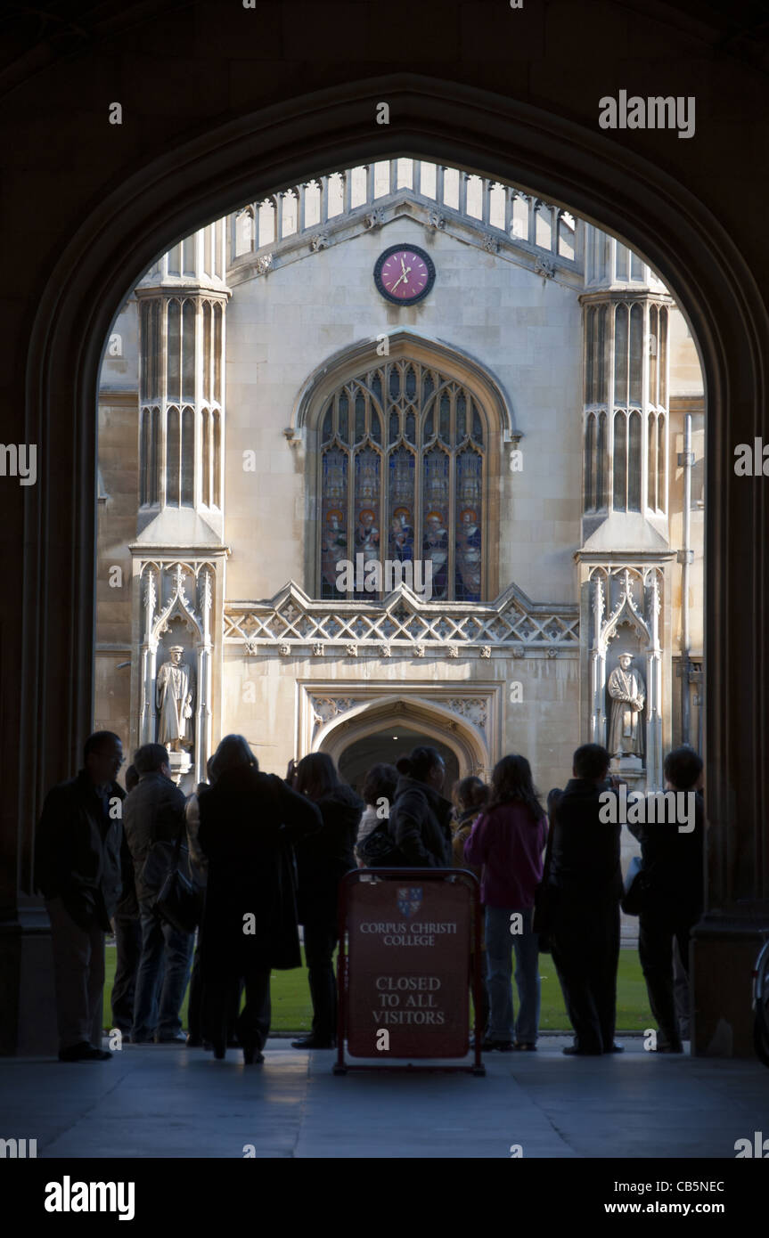 Entrance and college closed sign with tourists Corpus Christi College ...