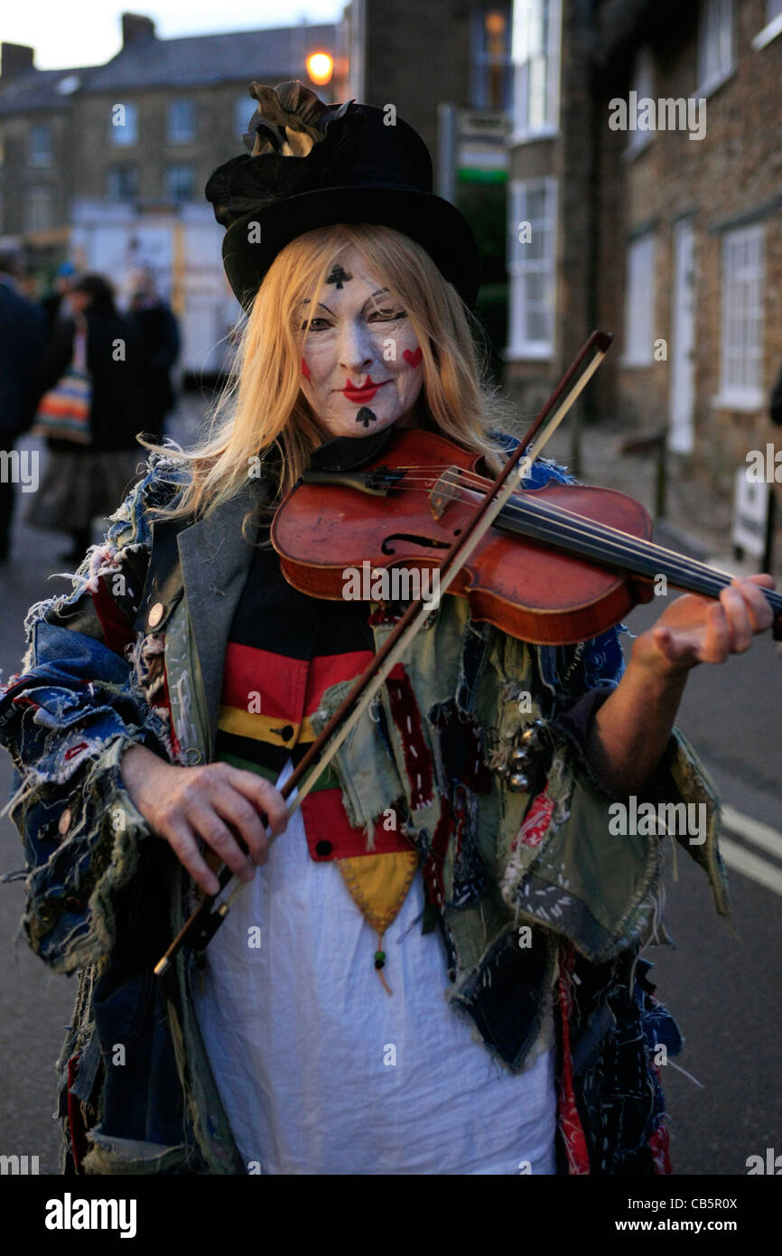 Female street entertainer hi-res stock photography and images - Alamy