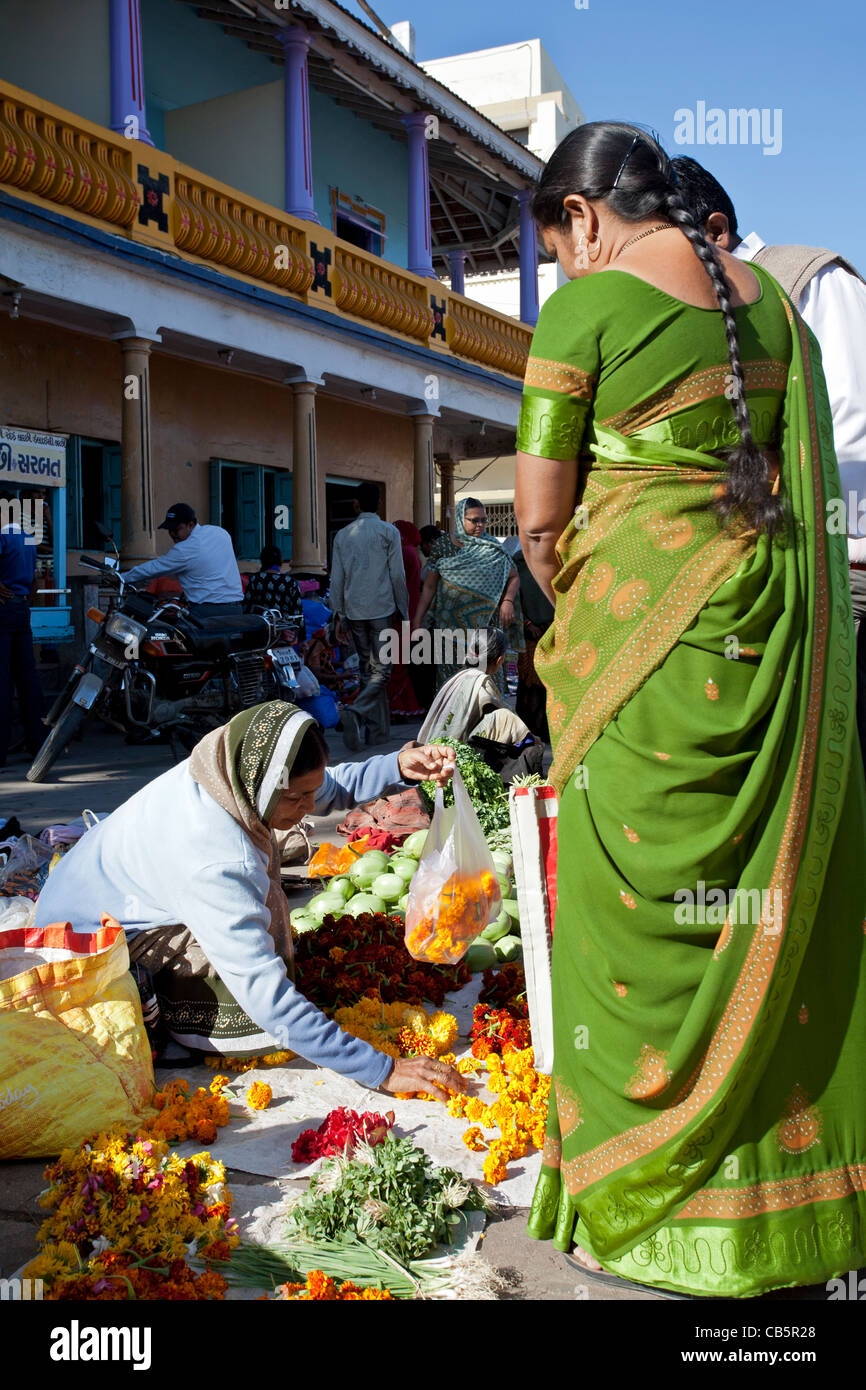 Flowers seller. Diu market. Union territories of Daman and Diu. India ...