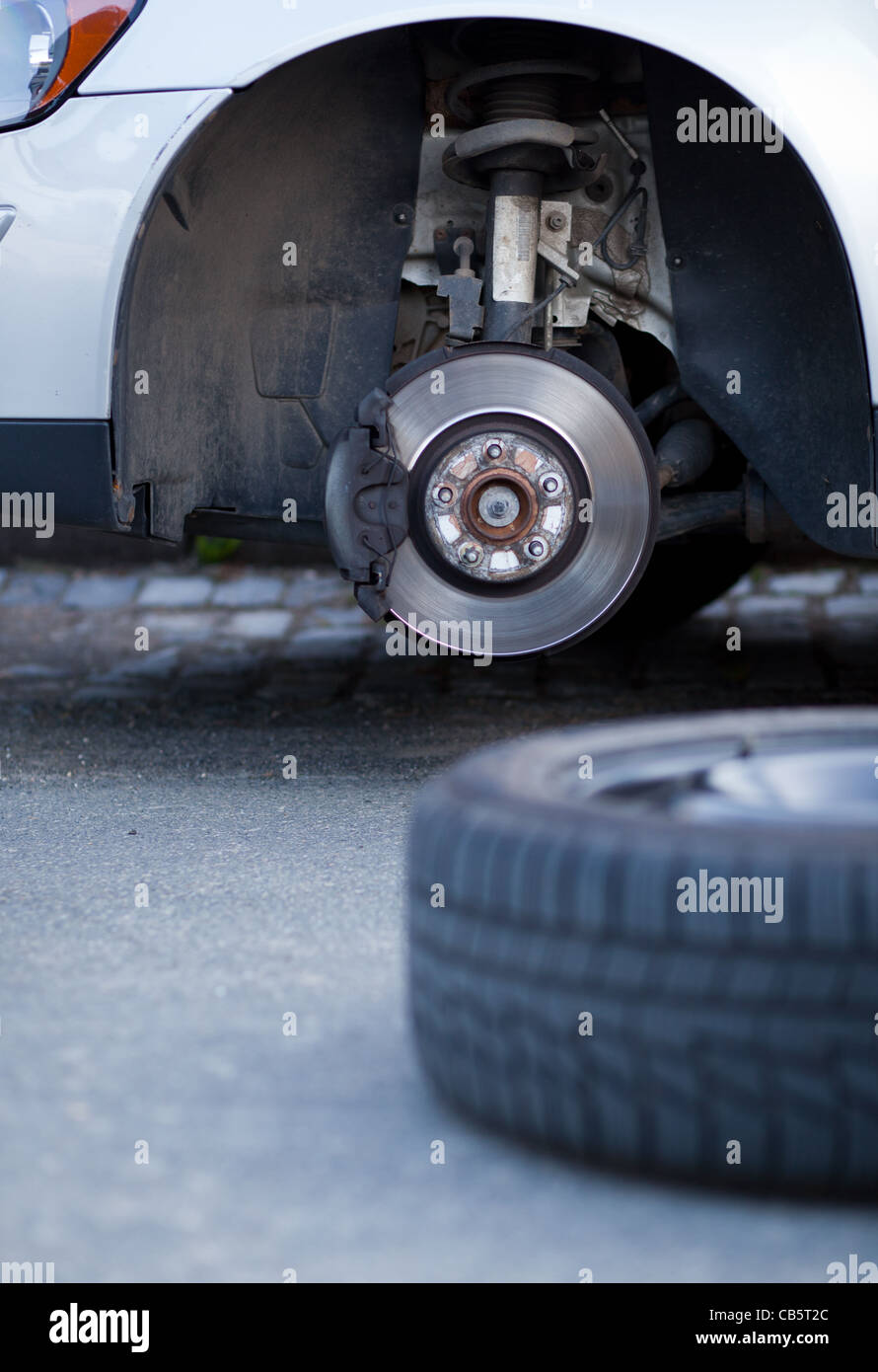 mechanic changing a wheel of a modern car Stock Photo - Alamy