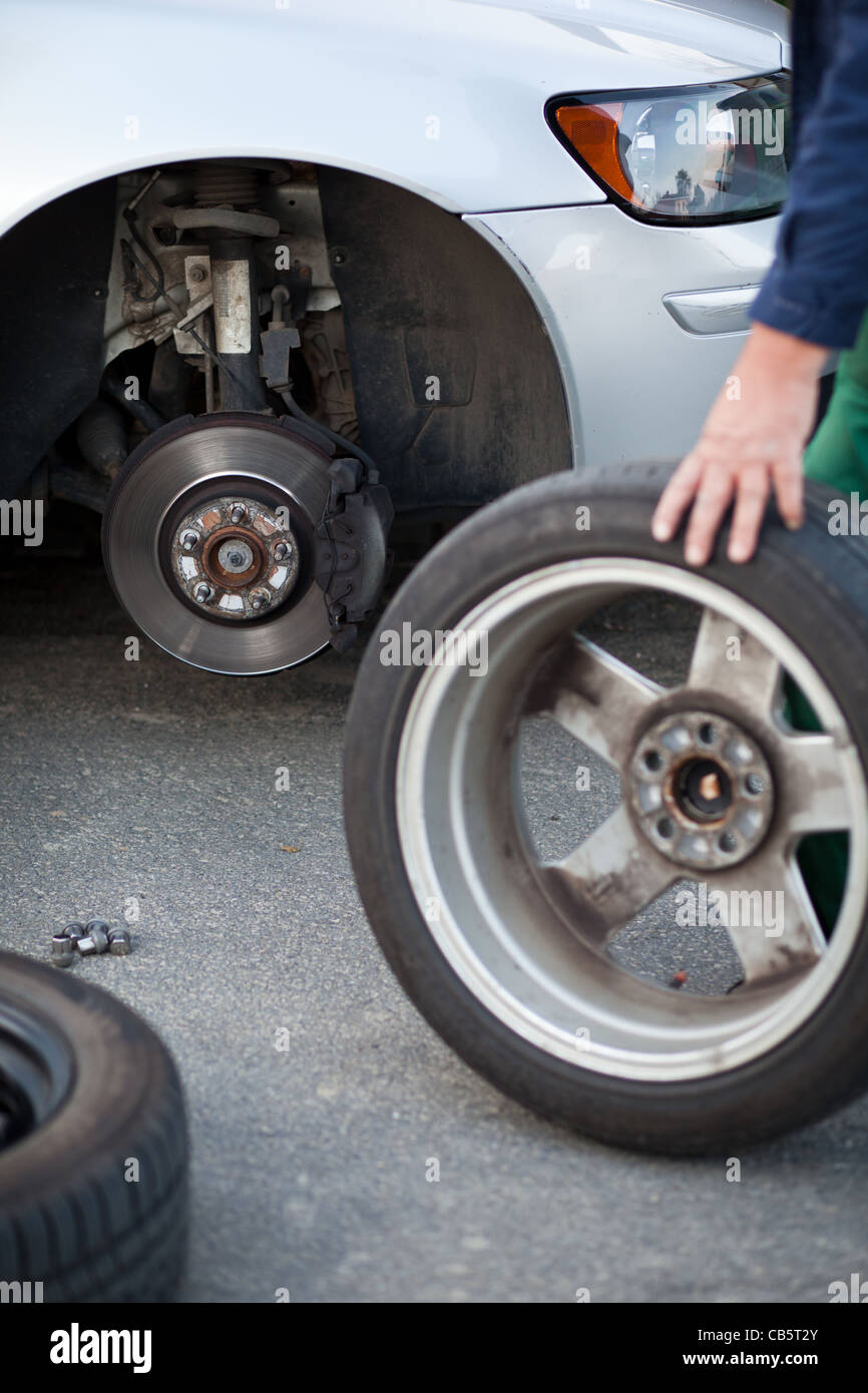 mechanic changing a wheel of a modern car Stock Photo - Alamy