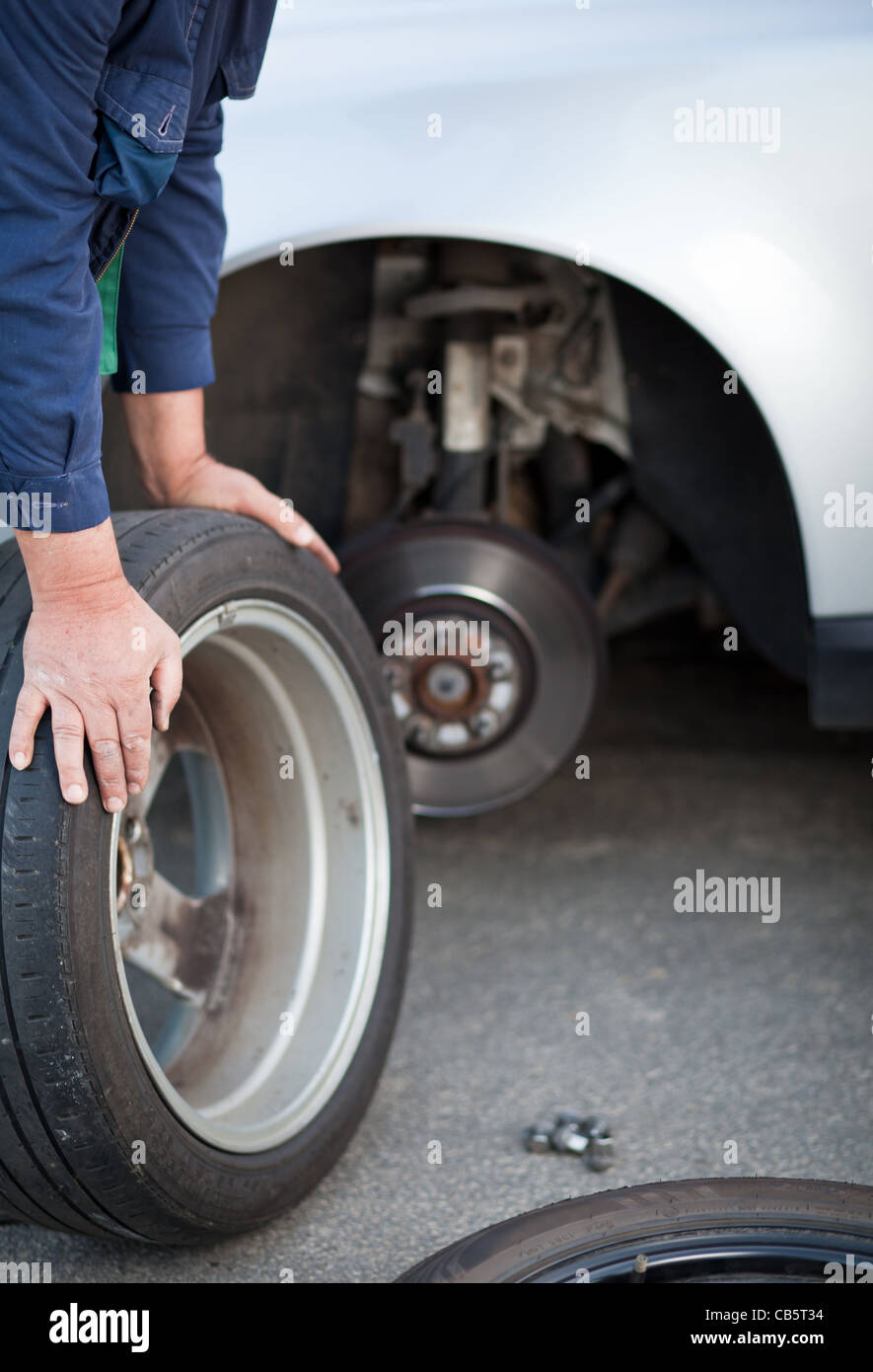 mechanic changing a wheel of a modern car Stock Photo - Alamy